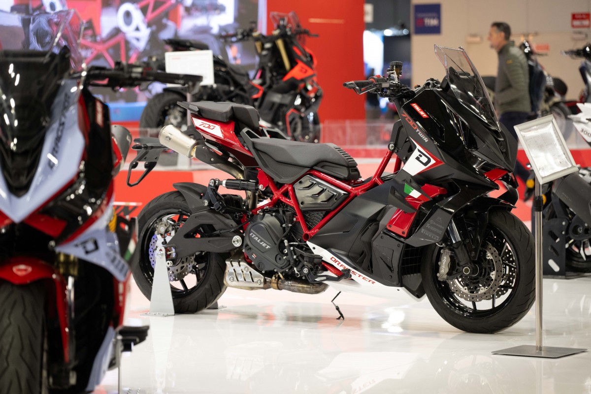 Обижатель супербайков: Italjet Dragster 700 TWIN с технологиями из MotoGP дебютировал в Милане ...
